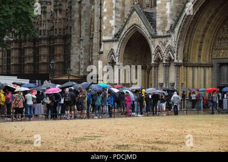 London 9th August 2018: Visitors queue at Westminster Abbey in heavy ...