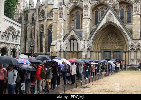 London 9th August 2018: Visitors queue at Westminster Abbey in heavy ...