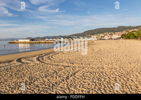 Banda do Rio beach in Bueu city at sunset Stock Photo - Alamy