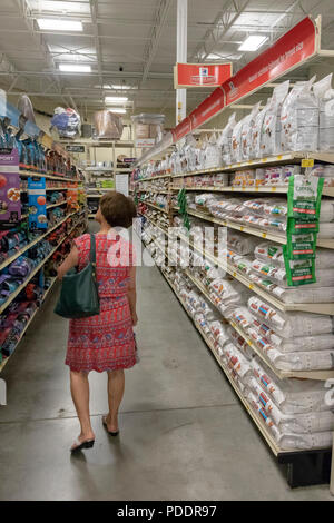 dog food aisle, PetSmart pet store, Kennewick, Washington, USA Stock ...