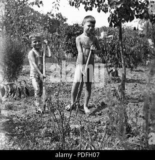 Garden, kid, spade 52853 Stock Photo - Alamy