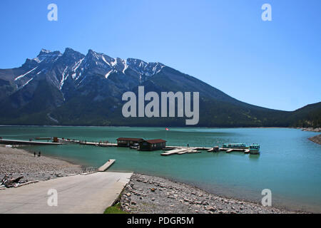 Lake Minnewanka. Banff National Pa Stock Photo - Alamy