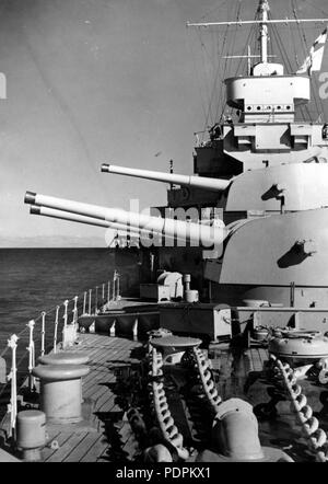 HMAS Canberra 8 inch gun turrets SLV H98.105 3230 Stock Photo - Alamy