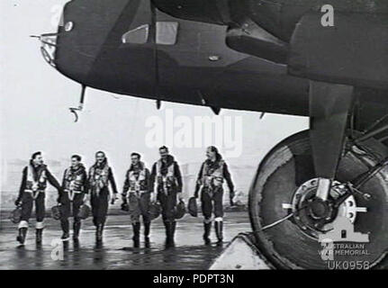 7 466 Squadron RAAF Halifax crew at Leconfield AWM UK0959 Stock Photo ...