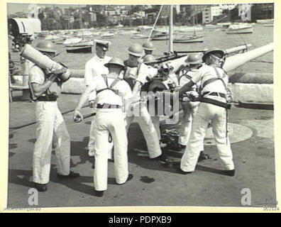 25 BL 4 inch Mk VII gun HMAS Rushcutter 1940 AWM 001616 Stock Photo - Alamy