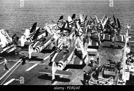 HMS Glory (R62) flight deck Korea 1951 Stock Photo - Alamy
