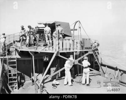99 QF 4 inch Mk IV gun on HMAS Wilcannia AWM 304889 Stock Photo - Alamy