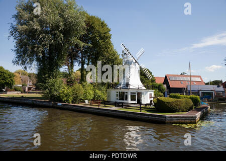 Norfolk Broads pubs inns - The ferry Inn, Horning on the River Bure ...