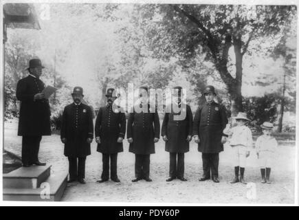 Archie and Quentin Roosevelt with White House policemen Stock Photo - Alamy