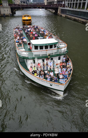 Architectural tour boat "Chicago's First Lady" cruising up the Chicago ...