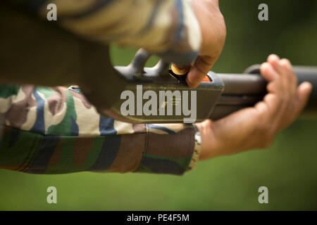 A Malaysian Armed Forces service member instructs U.S. Soldiers on ...