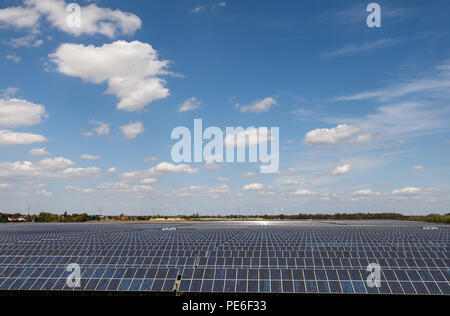 Bitterfeld-Wolfen, Germany. 10th Aug, 2018. Clouds move above a solar ...