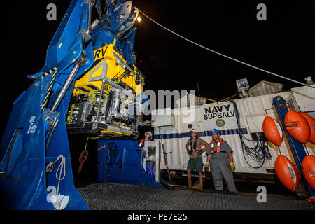 BAHAMAS (Nov. 5, 2015) Lt. Cmdr. Daniel Neverosky, assigned to Navy Sea ...
