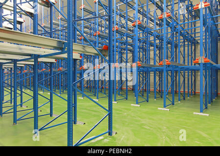 New shelving system in distribution centre warehouse Stock Photo - Alamy