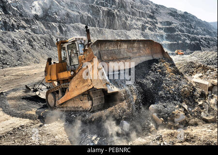 Wheel loader machine unloading rocks in the open-mine of iron ore Stock ...