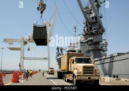 U.S. Army Reserve Soldiers of the 441st Transportation Company(Seaport ...