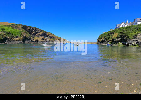 Port Issac harbour, location of the ITV series Doc Martin, Cornwall ...