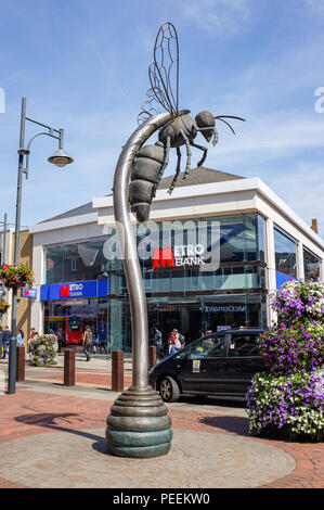 Wasp sculpture and Intu Watford Shopping Centre, High Street, Watford ...