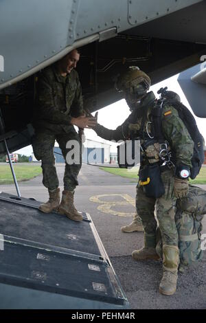 Spanish paratroopers board a CV-22 Osprey at Baumholder Airfield on ...