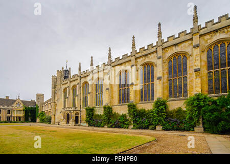 CAMBRIDGE ENGLAND STATUE OF THE TUDOR KING HENRY VIII ABOVE THE GREAT ...