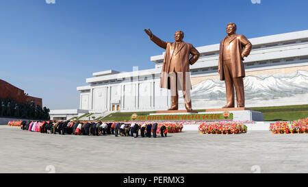 Statues of former Presidents Kim Il Sung and Kim Jong Il, Mansudae ...