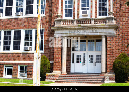 Typical American elementary school building on a sunny day Stock Photo ...