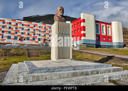 Lenin Monument in Barentsburg, Spitzbergen, Svalbard Stock Photo - Alamy