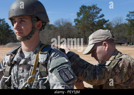 U.S. Army paratroopers with 112th Signal Battalion, 528th Special ...