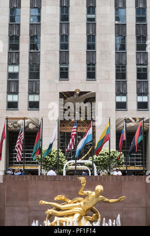 Prometheus Statue and 30 Rock, Rockefeller Center NYC Stock Photo - Alamy