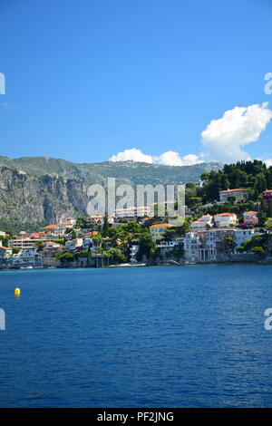 Yachts, boats and houses along the Mediterranean coast of Cap Ferrat on ...