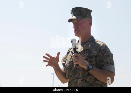 Lieutenant General Carl E. Mundy III, commander of U.S. Marine Corps ...