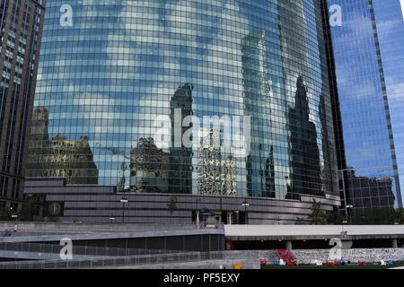 The curved green glass facade of 333 West Wacker Drive, Chicago ...