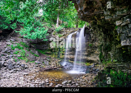Waterfalls and green moss covered sedimentary rocks of Niagara ...
