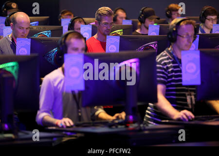 Cologne, Germany. 21st Aug, 2018. Visitors to Gamescom recreate scenes ...