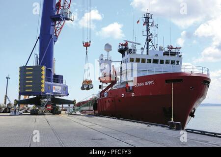 Russia. 21st Aug, 2018. A pipe carrier vessel supplies the Castoro Sei ...