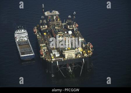 Russia. 21st Aug, 2018. A pipe carrier vessel supplies the Castoro Sei ...