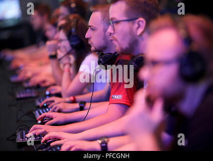 Cologne, Germany. 21st Aug, 2018. Visitors to Gamescom recreate scenes ...