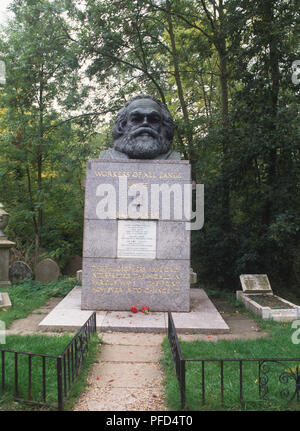 Bust of Karl Marx on his grave at East Highgate Cemetery London Stock ...