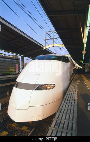 The nose of a Japan Railways Shinkansen bullet train in Kyoto station ...