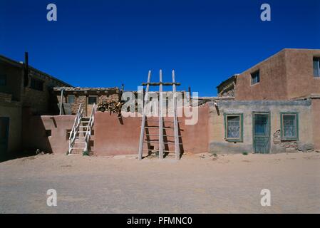 Adobe houses in Acoma Pueblo (Sky City), Native American pueblo on top ...