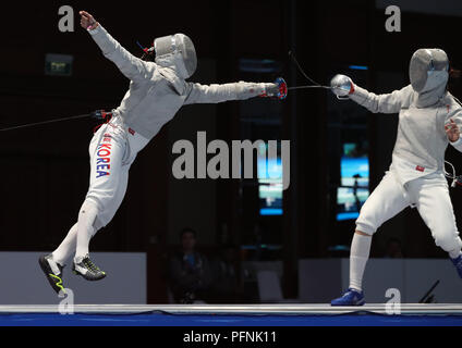 South Korea's Kim Ji-yeon, left, competes with her teammate Lee Ra-jin ...