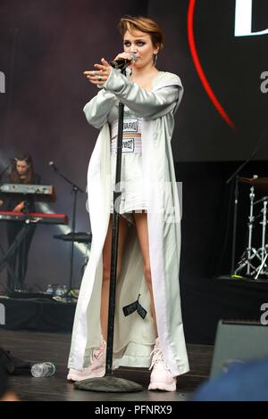 Long Island, CA. 19th Aug, 2018. Sabrina Carpenter on stage for ...