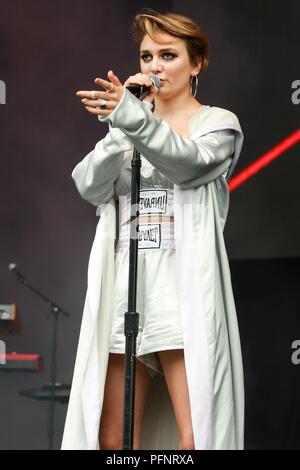 Long Island, CA. 19th Aug, 2018. Sabrina Carpenter on stage for ...