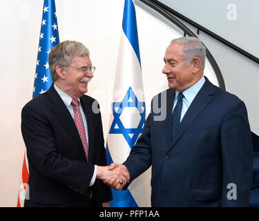 Israeli Prime Ministers Benjamin Netanyahu signs the White House guest ...