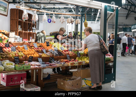 UK, England, Yorkshire, Hull, Fruit Market, Humber Street, orange Stock ...