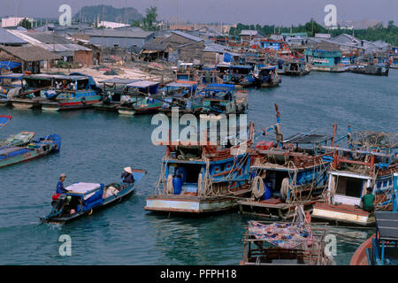 Floating fishing village and fishing boats in Cat Ba Island, Vietnam ...