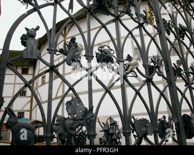 Wrought iron gate of Shakespeare's Globe Theatre, Bankside, Southwark ...
