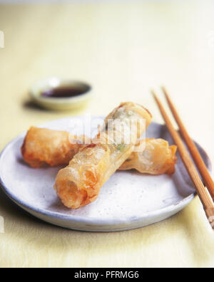 Deep fried spring roll with prawn and cabbage Stock Photo - Alamy