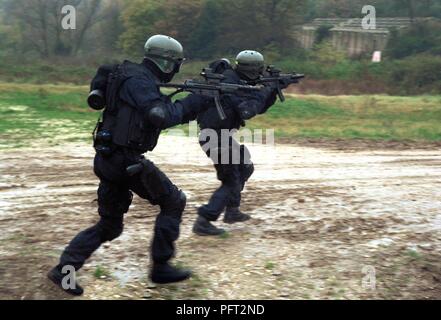 Italian army, paratroopers special forces of 9th assault battalion ...