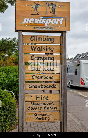 AVIEMORE HIGHLANDS SCOTLAND BUSY MAIN STREET WITH ROWS OF SHOPS Stock ...